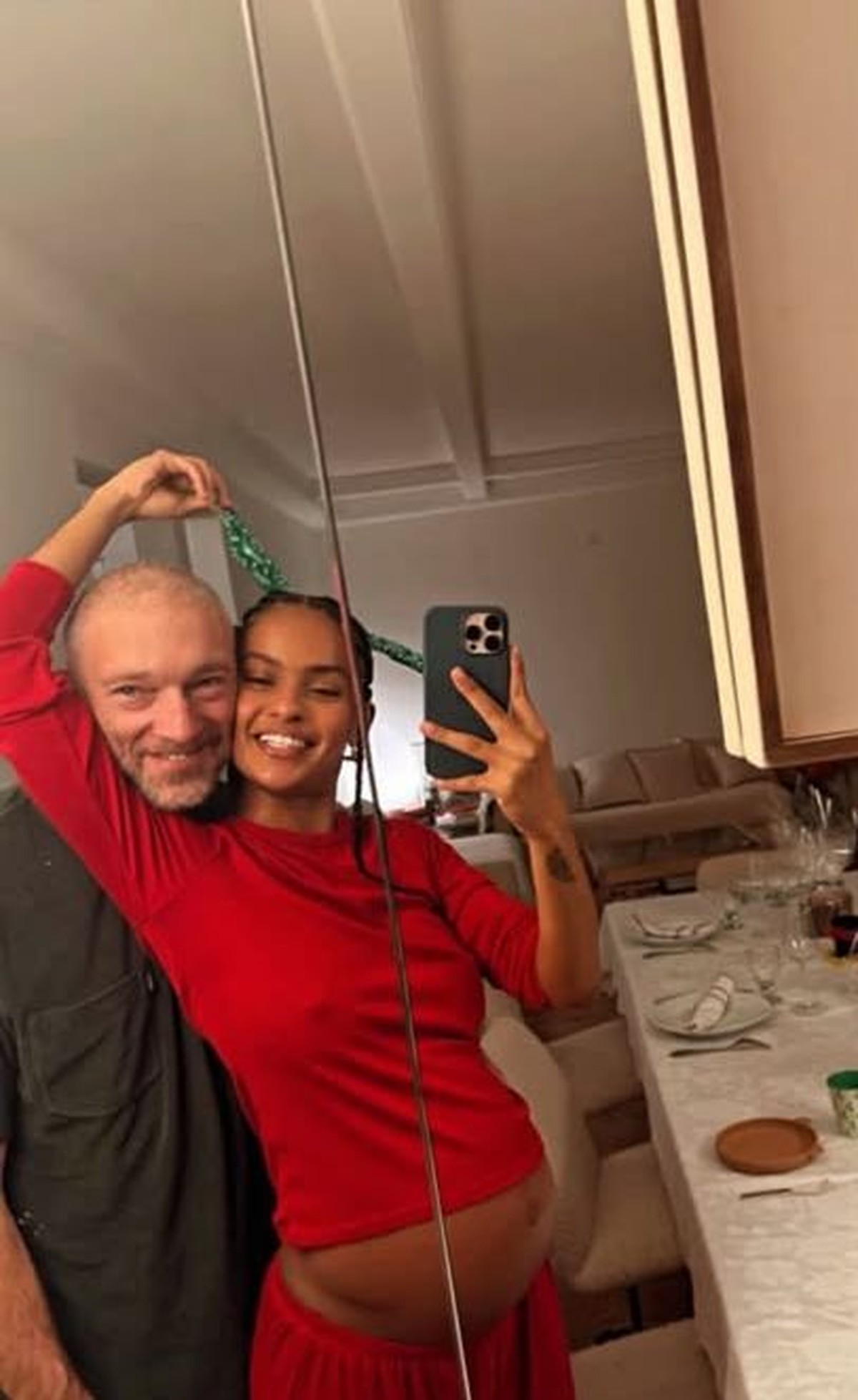 Grávida, Narah Baptista exibe barrigão em clima de natal ao lado de Vincent Cassel