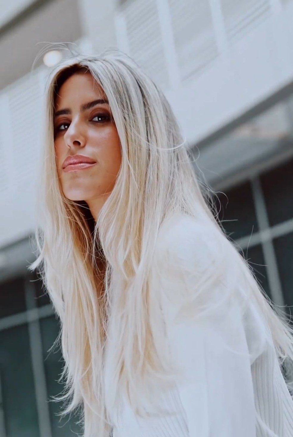 Ana Morais radicaliza o visual e surge com fios platinados