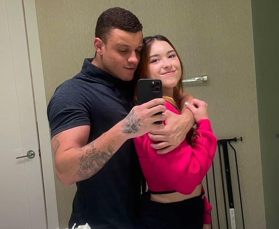 Sofia Liberato elege look barbiecore para posar com o namorado