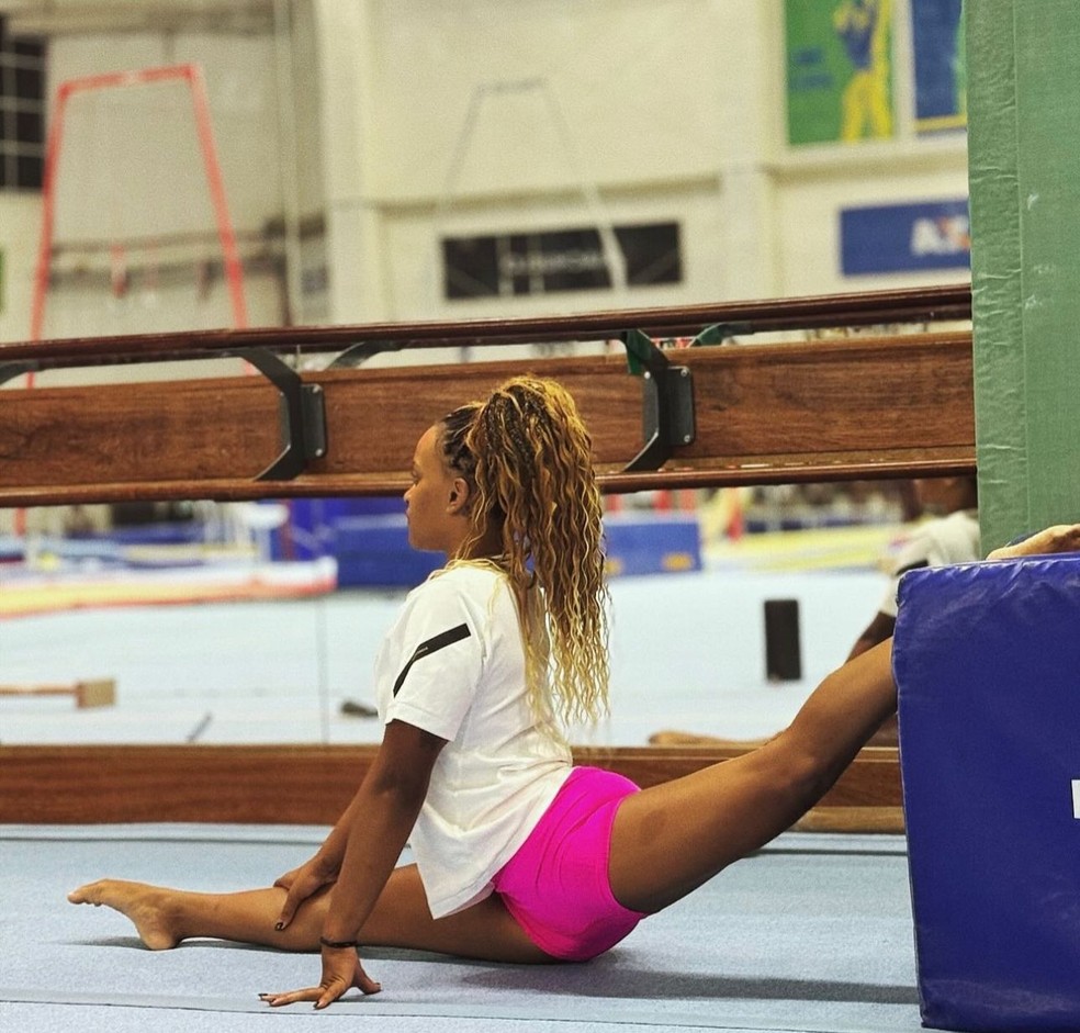 Rebeca Andrade exibe elasticidade em centro de treinamento