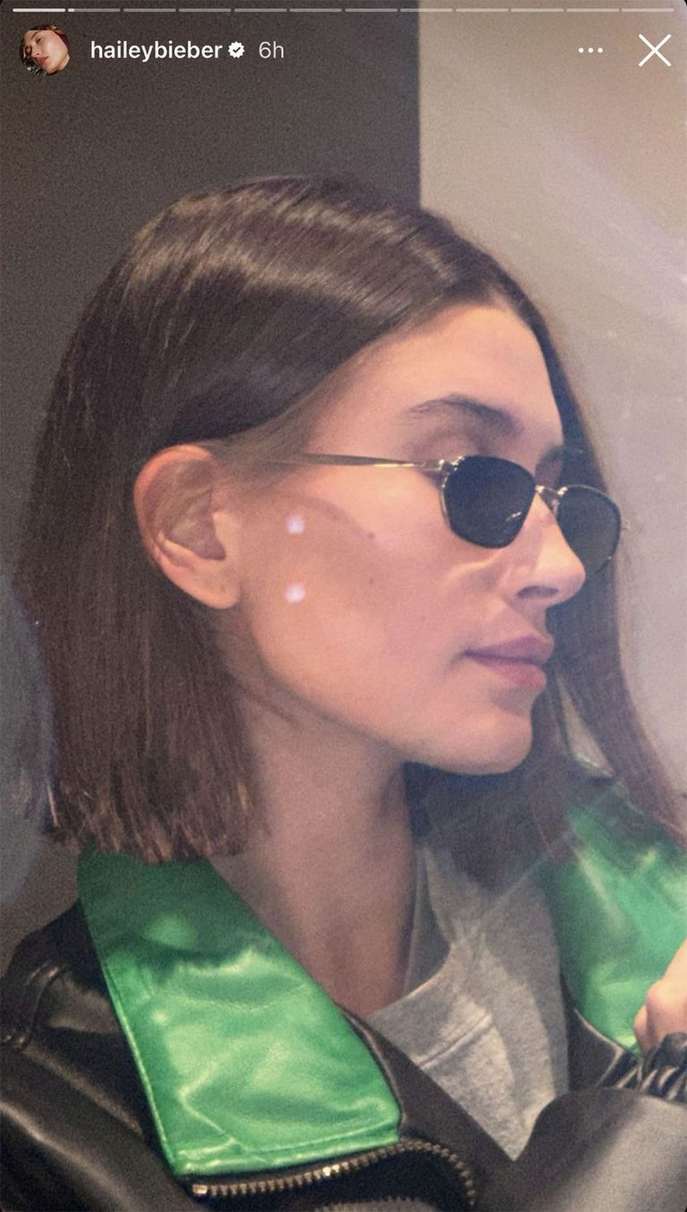 Hailey Bieber corta os cabelos e aparece de visual novo; confira