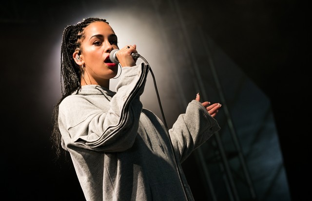 Um papo exclusivo com Jorja Smith, no line-up do Lollapalooza Brasil