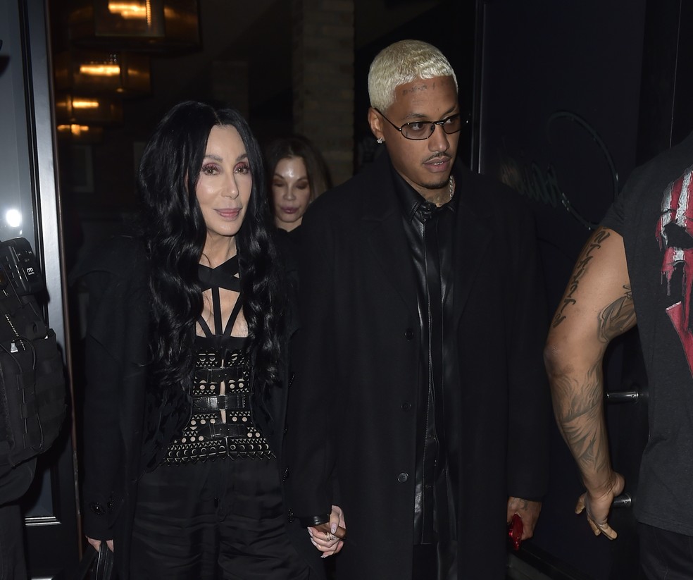 Cher suspira ao mostrar anel de diamantes dado por namorado