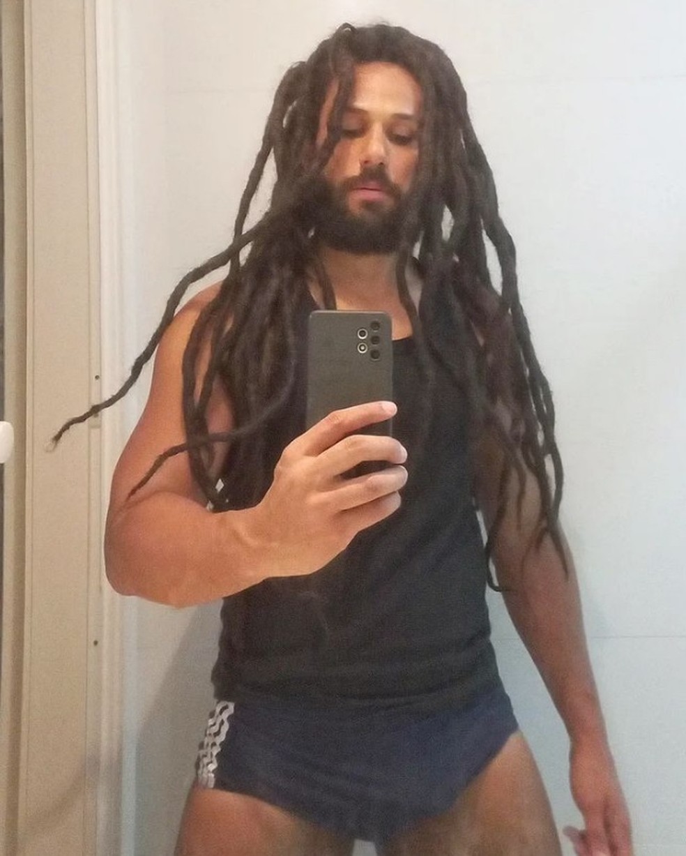 De dreadlocks, Amaury Lorenzo faz selfie no espelho de sunga