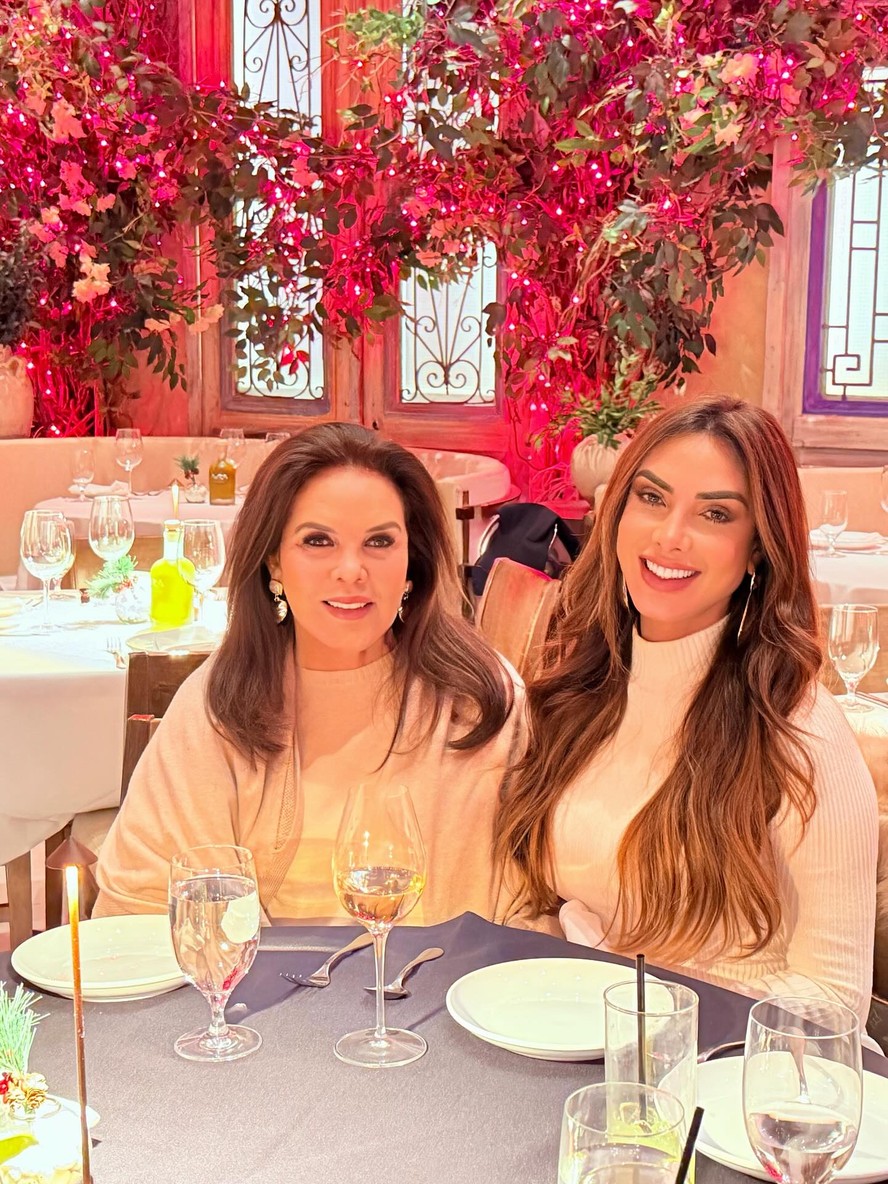 Ao lado da mãe, Nicole Bahls comemora aniversário intimista em NY ...
