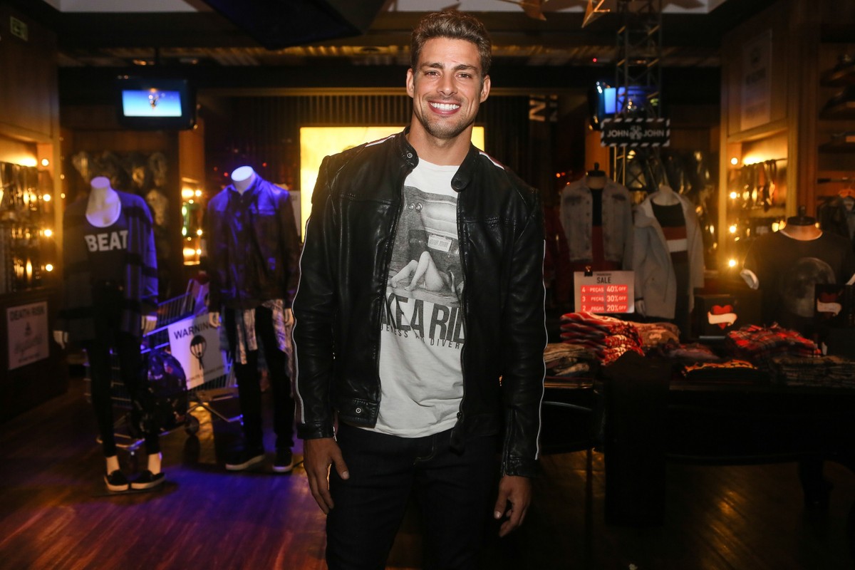 Cauã Reymond brilha em agito da John John para o Dia dos Namorados