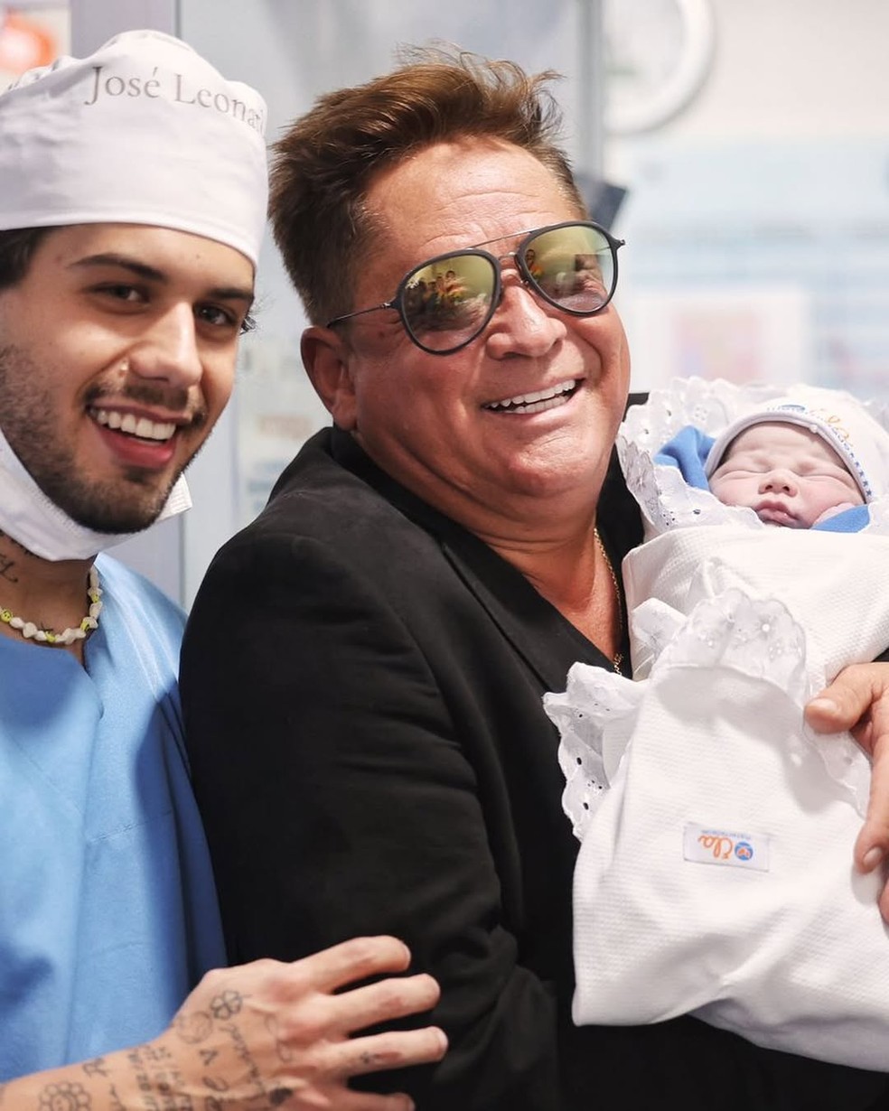 Leonardo posa em momento fofo ao lado de Zé Felipe e José Leonardo