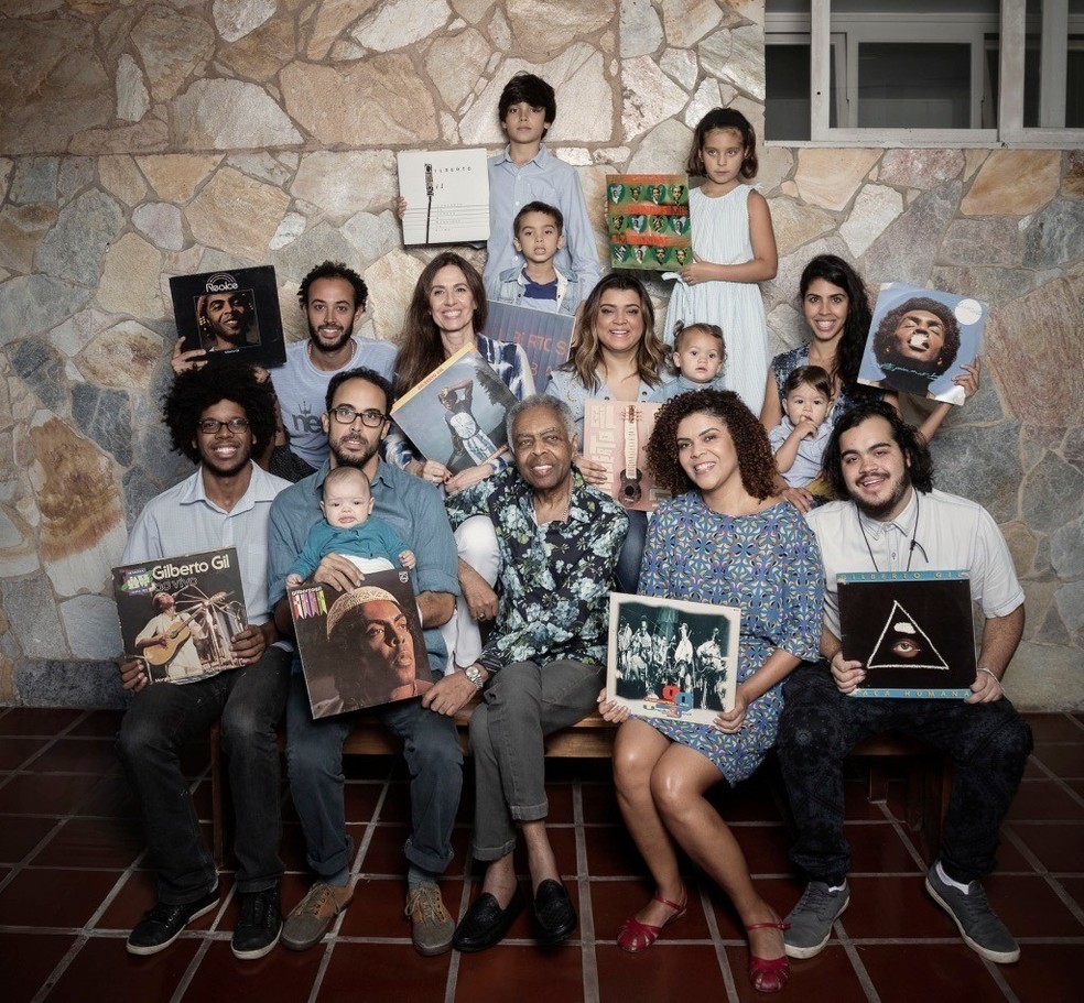 Gilberto Gil emociona com foto ao lado dos filhos e netos