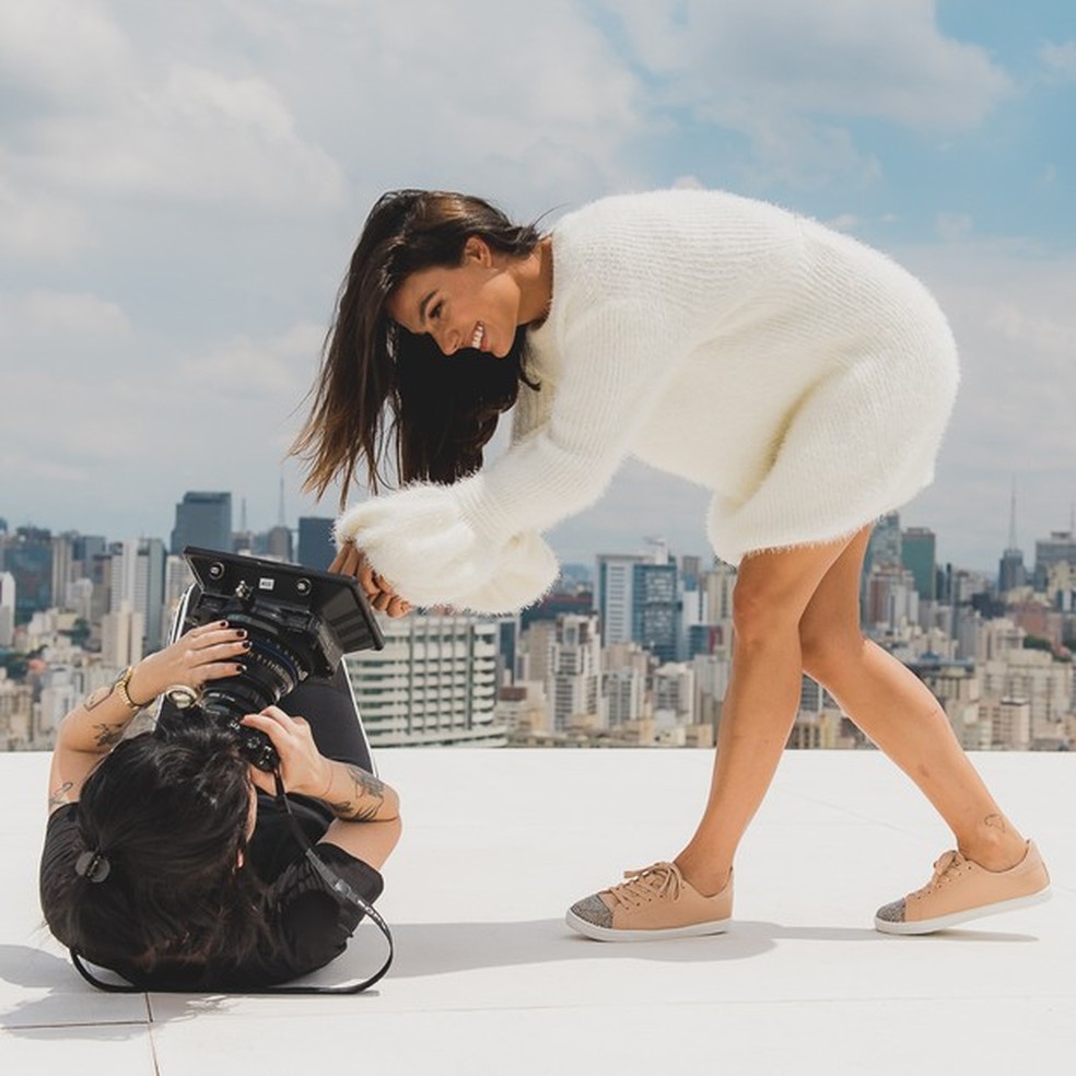 Isis Valverde fotografa em prédio icônico de São Paulo