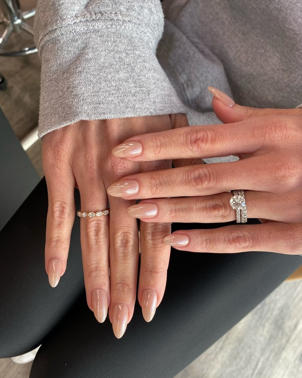 Glass nails: a nail art com efeito reluzente é tendência nesta temporada