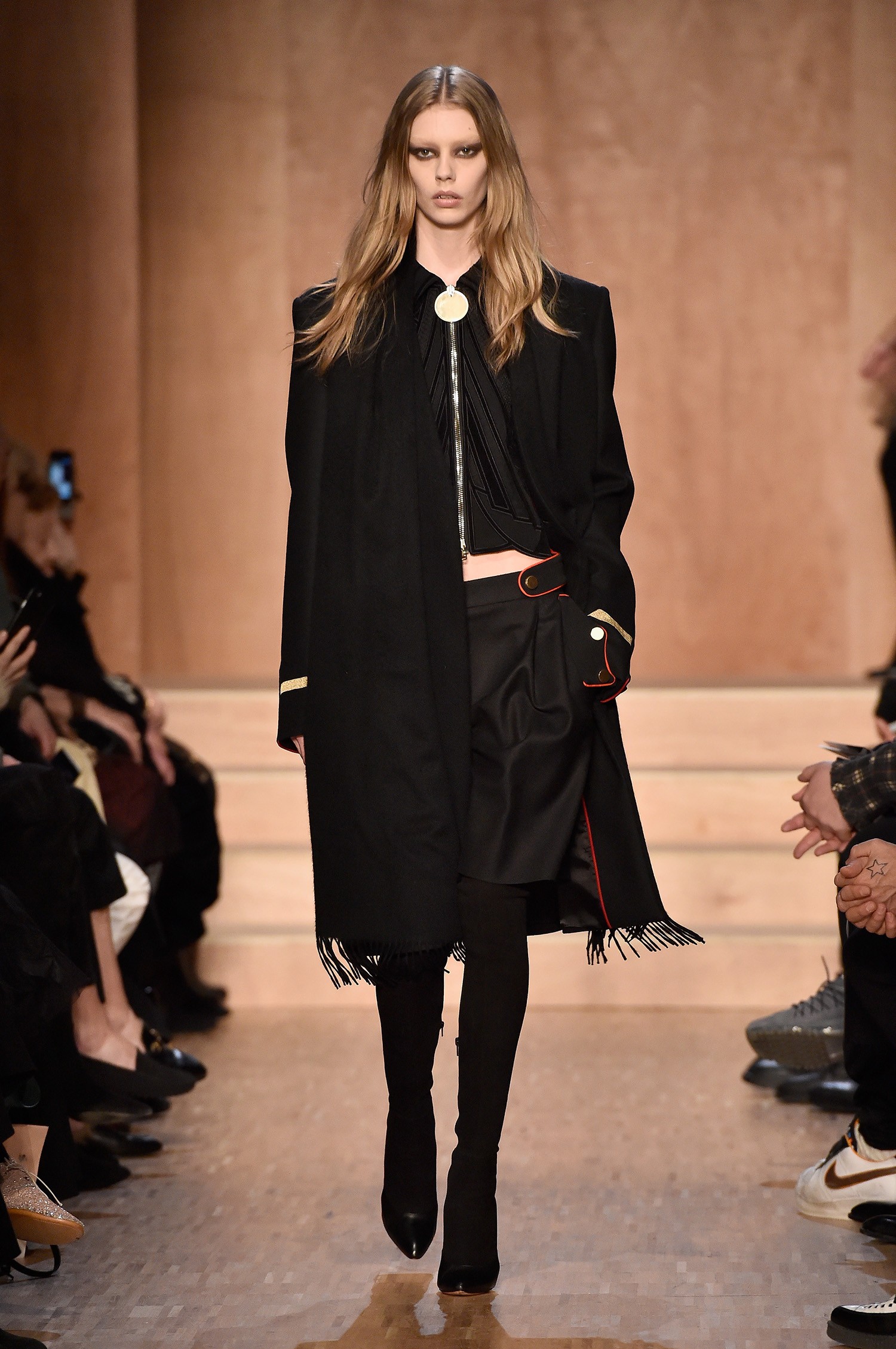 Givenchy funde referências vitorianas e do Antigo Egito no inverno 2017