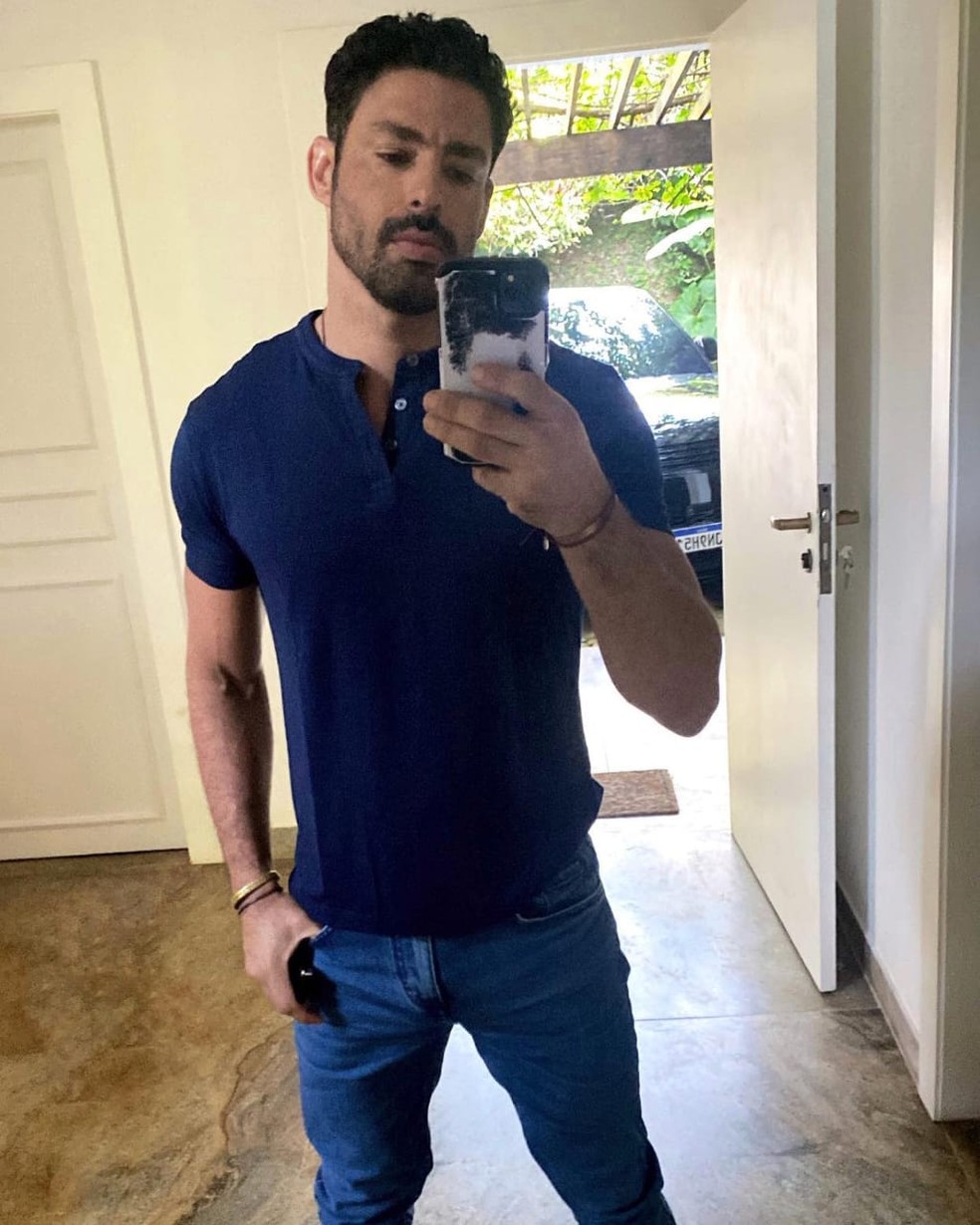 Cauã Reymond esbanja charme ao exibir looks versáteis