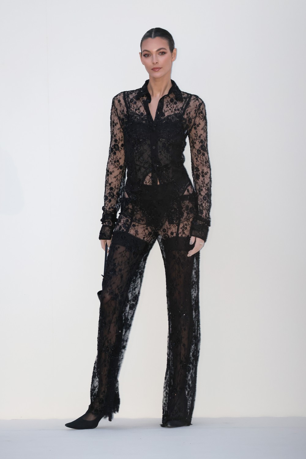 Desfile da Balenciaga reúne famosos e fashionistas em Paris