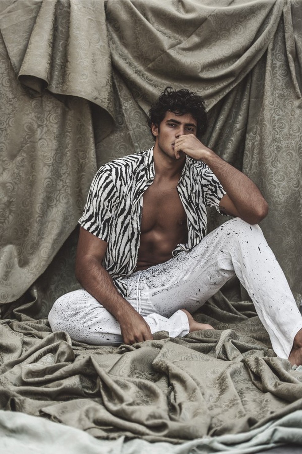 Exclusivo! Galã Gabriel Fuentes faz ensaio ousado com pouca roupa