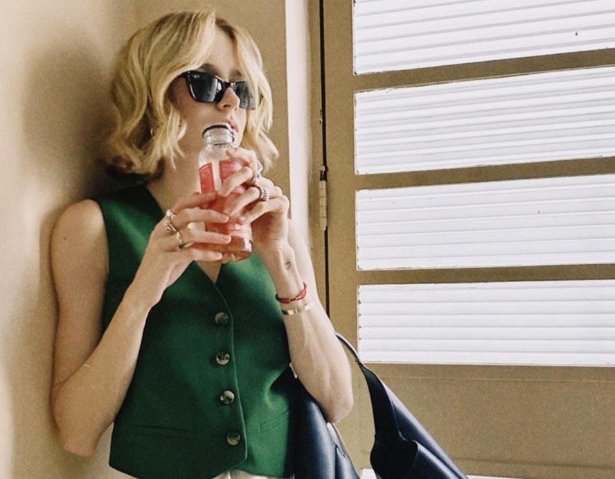 Isa Scherer esbanja charme e beleza com look elegante