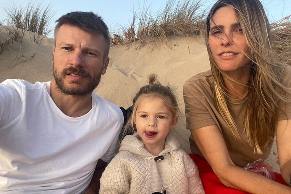 Rodrigo Hilbert posa com filhos e arranca elogios dos fãs