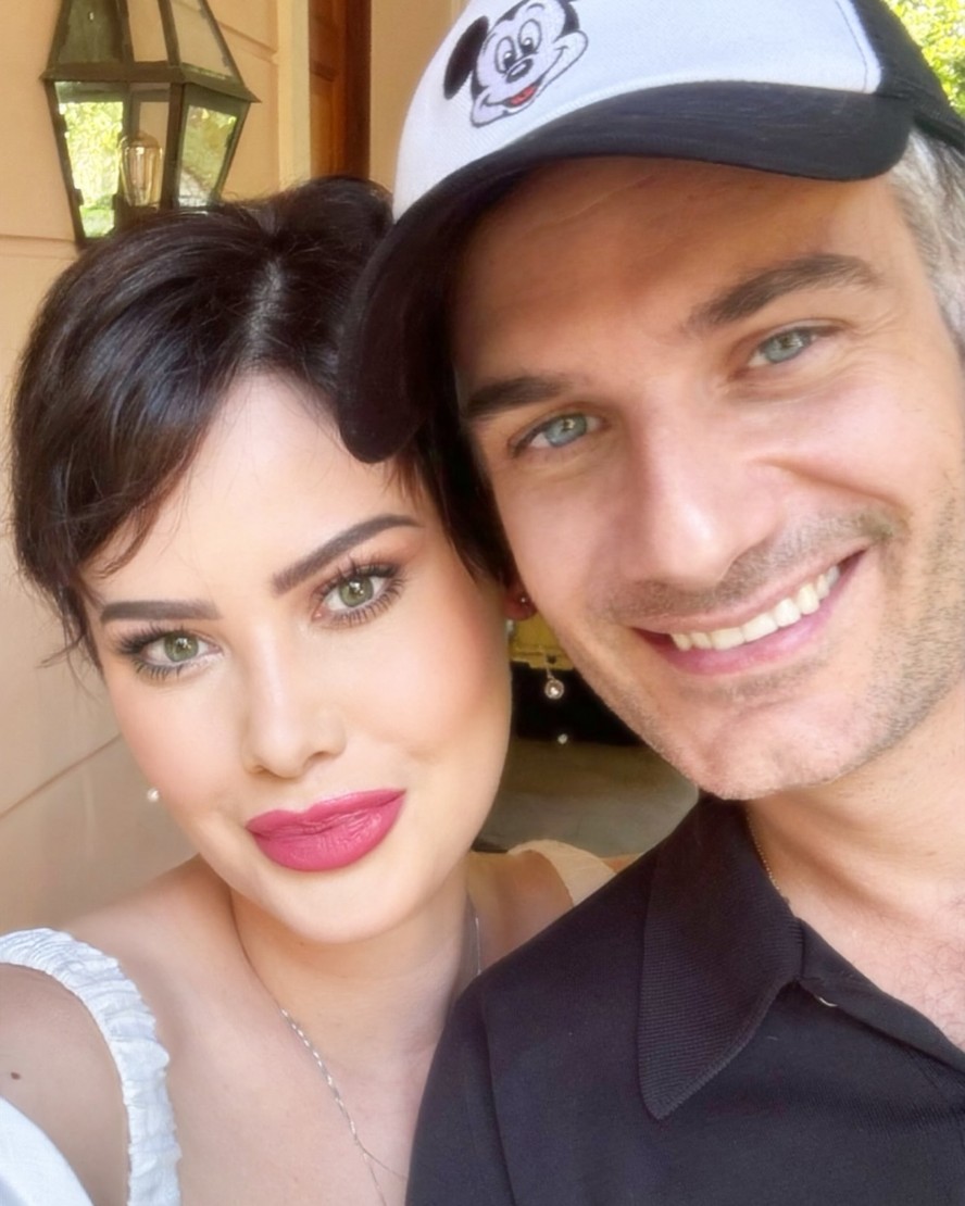 Mayana Moura posta selfie rara com marido gringo: 'Casalsão Magnífico'