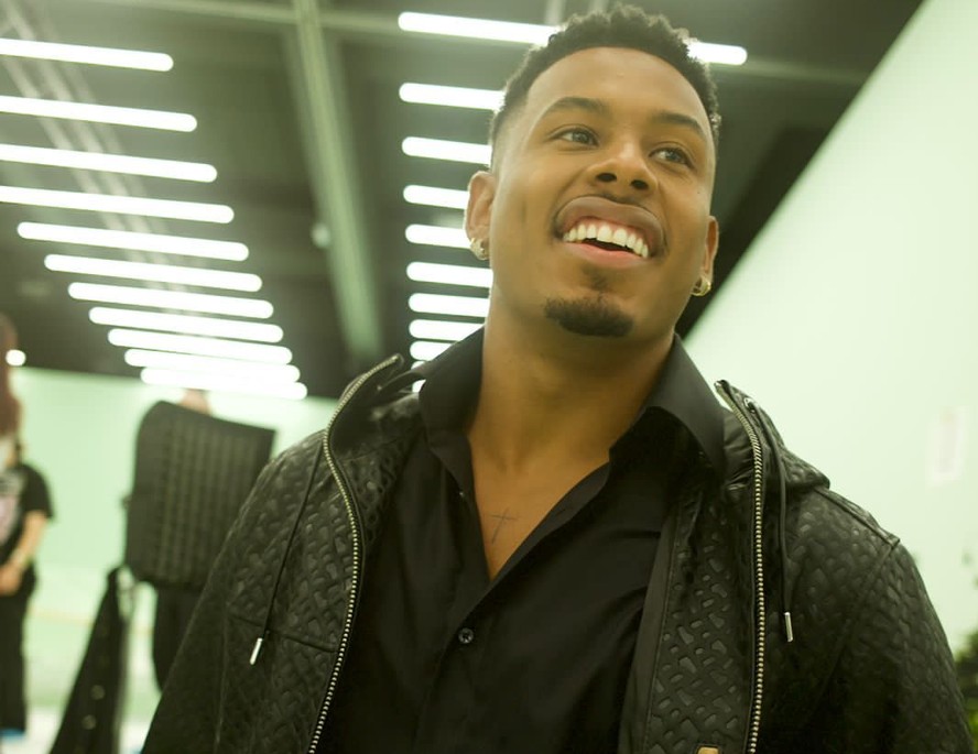 Paulo André faz estreia nas passarelas internacionais em Milão