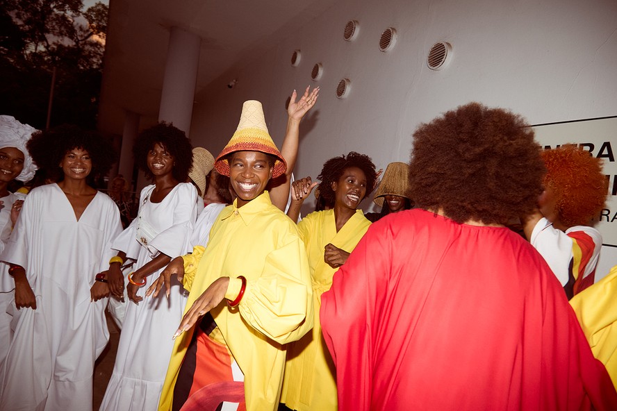 Um mergulho pelo backstage do desfile de Isaac Silva