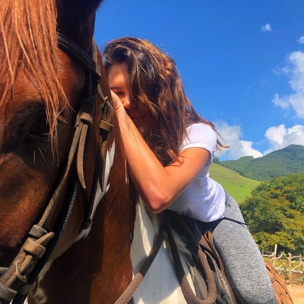 Mari Goldfarb encontra cobra no caminho