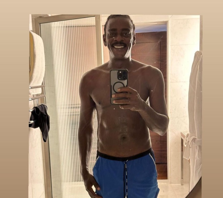 Seu Jorge exibe boa forma em selfie no espelho