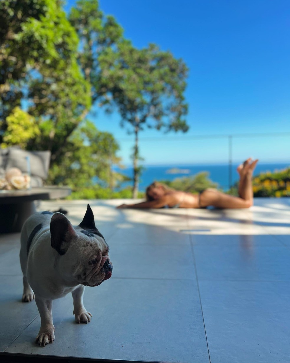 Danielle Winits posa de biquíni para renovar bronze em dia de sol