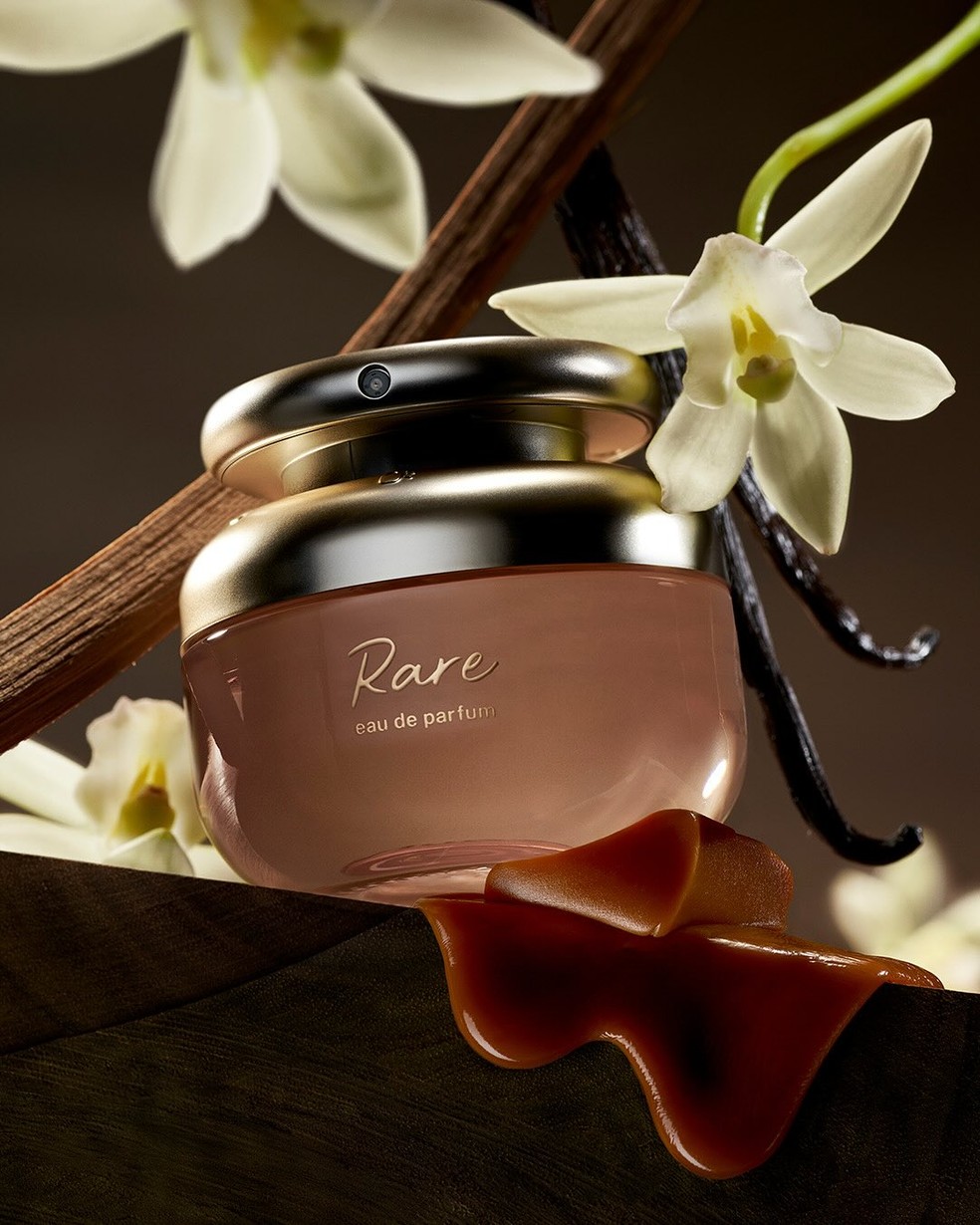 Selena Gomez lança o primeiro perfume da Rare Beauty, o Rare Eau de Parfum