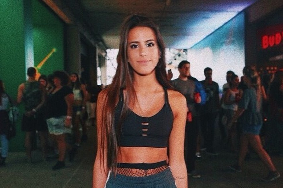 Ana Morais exibe corpo em forma ao posar de top