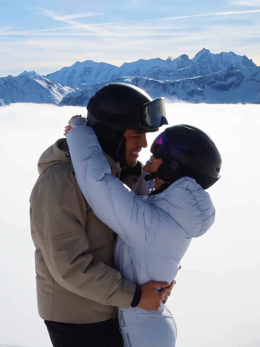 Carol Leite curte momento romântico com Kaká durante férias na neve