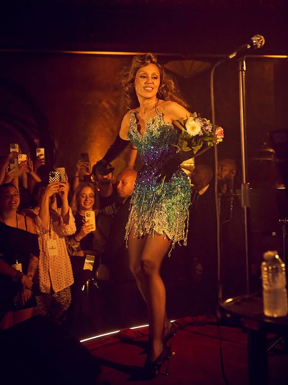 Miley Cyrus reinventa a moda francesa com vestidos transparentes e ...