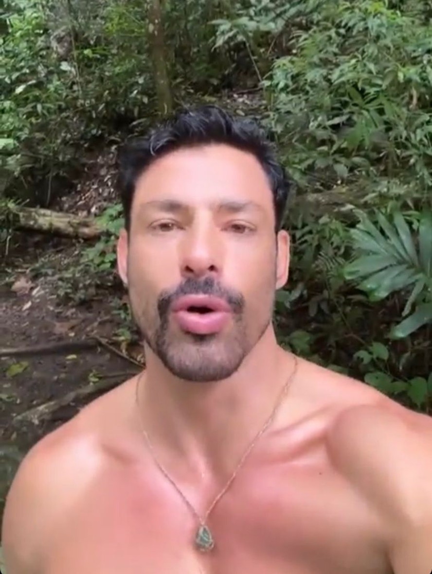Cauã Reymond aproveita dia de cachoeira: 'Na mãe natureza'