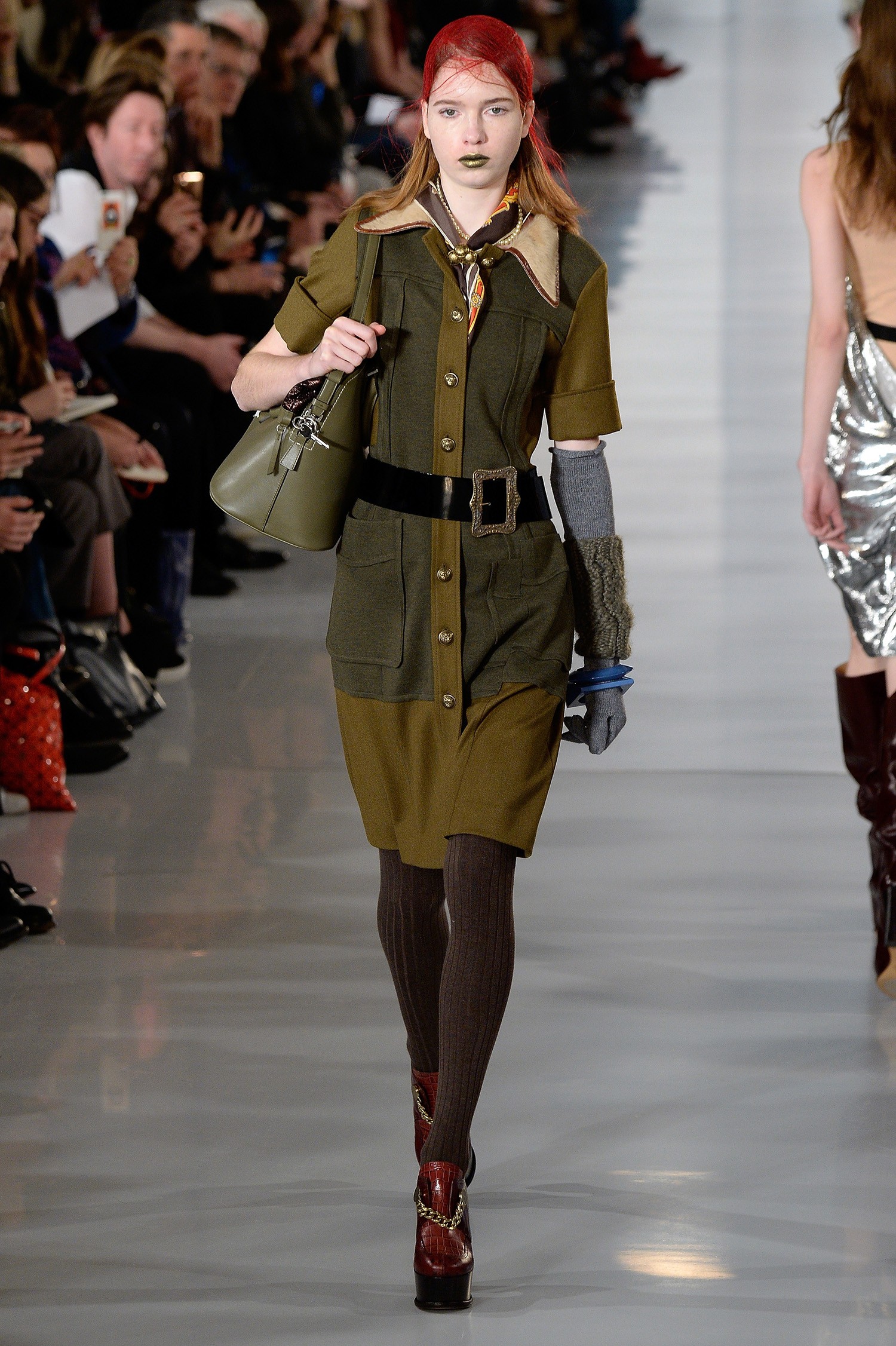 Maison Margiela brinca com o contraste de materiais no inverno 2017