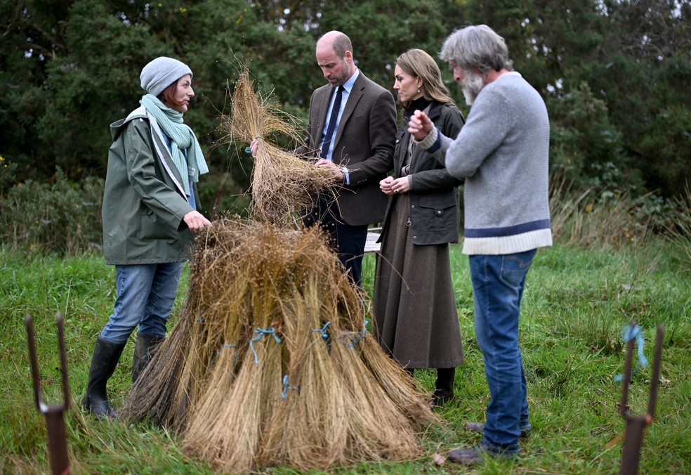 Kate Middleton troca vestido de grife por look 'rural chic' em ...