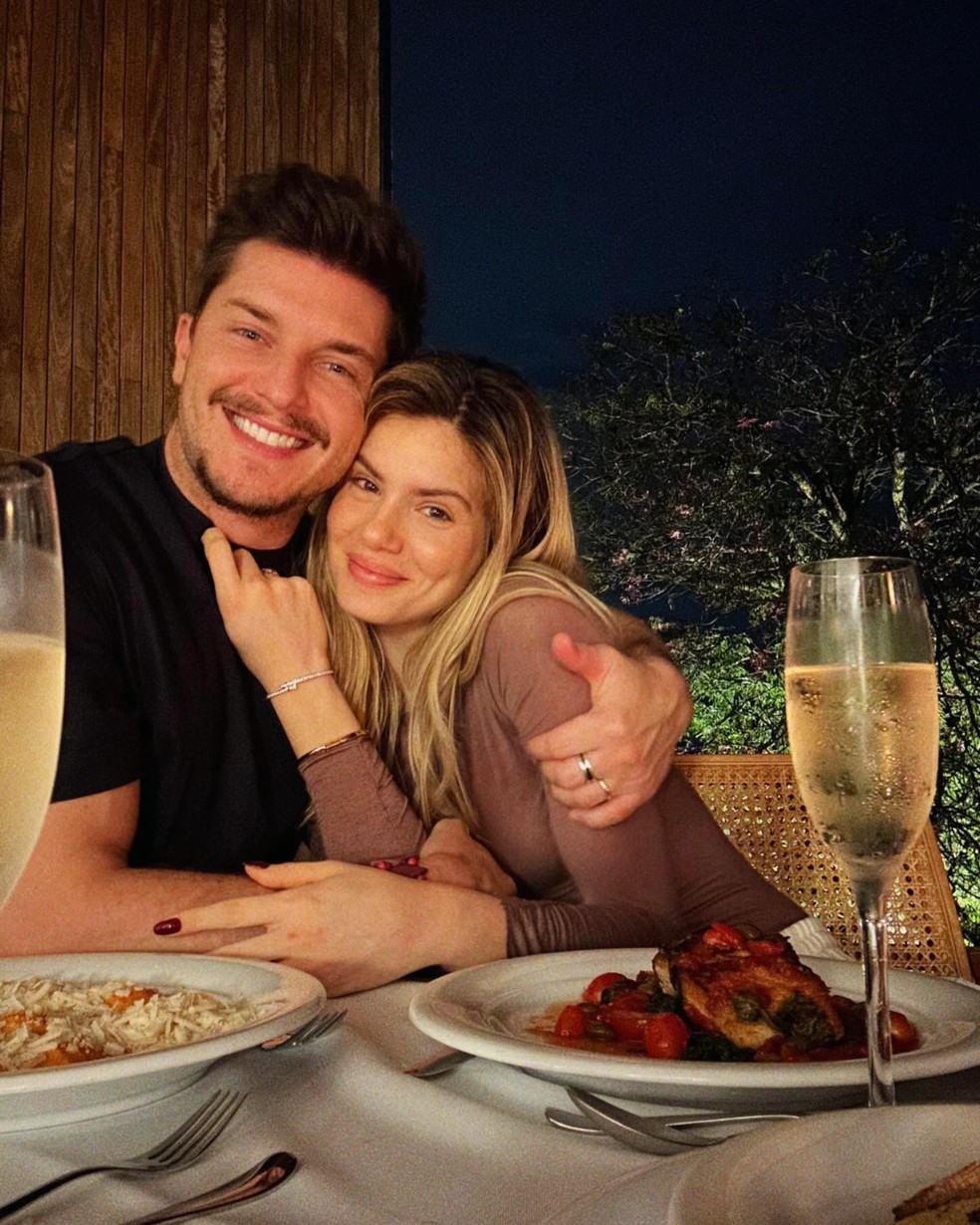 Camila Queiroz relembra início do relacionamento com Klebber Toledo