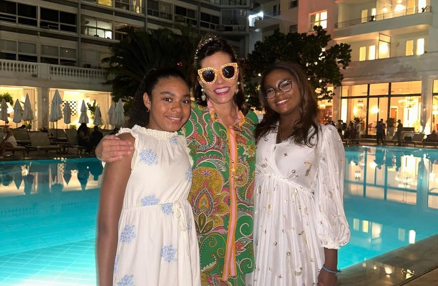 Narcisa se derrete pelas filhas de Glória Maria: 'Amadas'