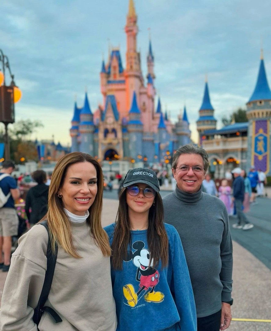 Ana Furtado curte a Disney com Boninho e a filha, Isabella