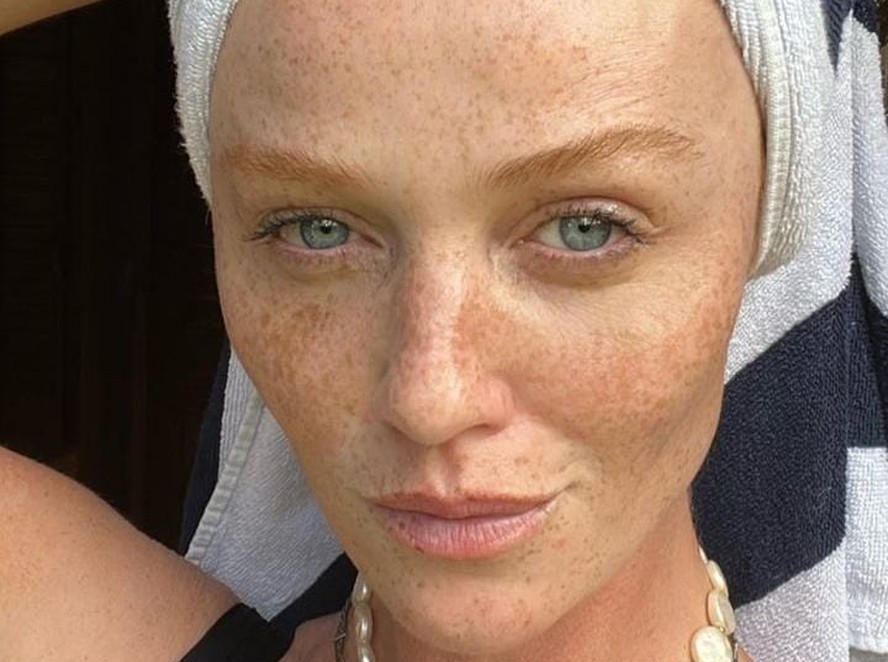 Cintia Dicker encanta web ao posar sem maquiagem