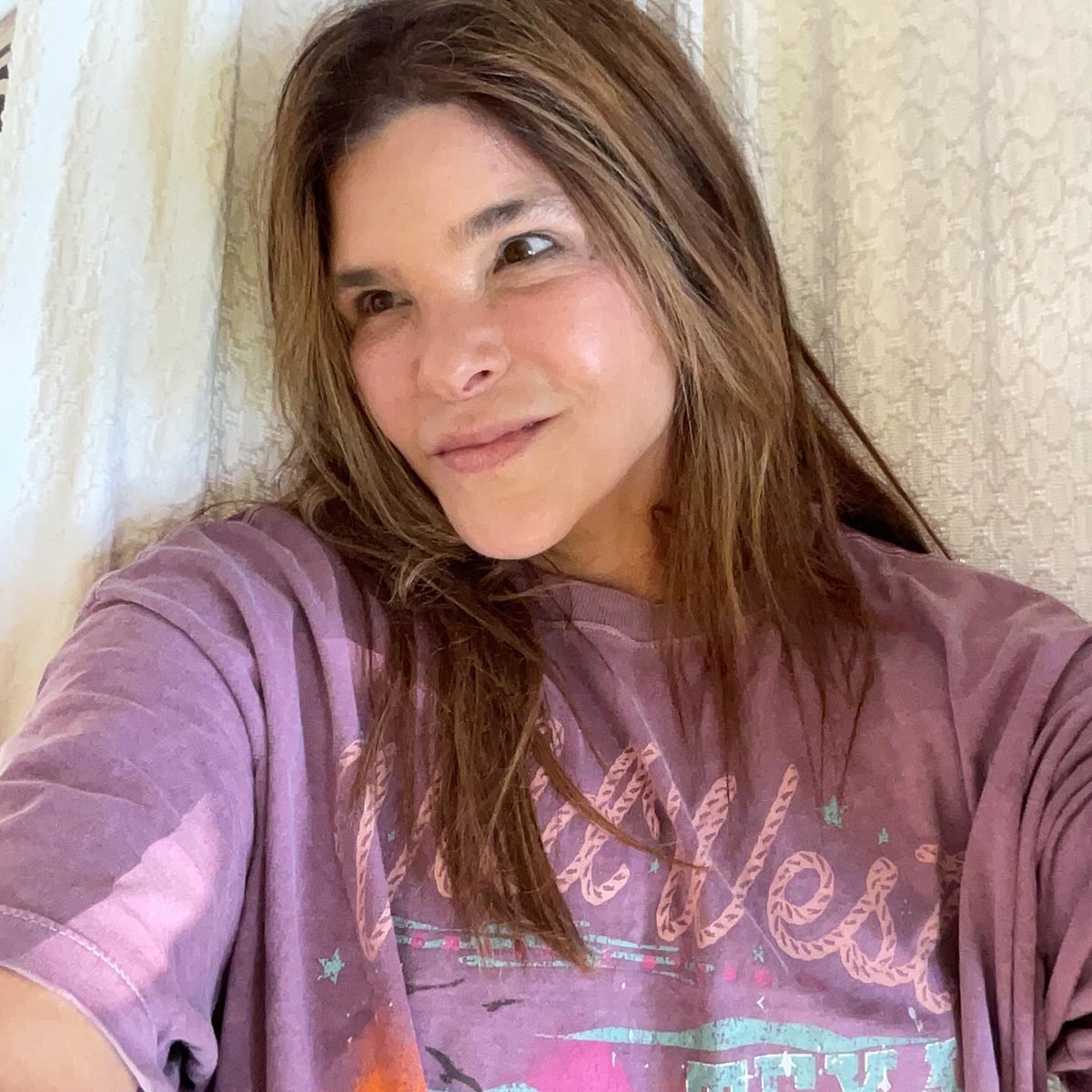 Cristiana Oliveira posa para selfie de cara lavada: 'Domingando'