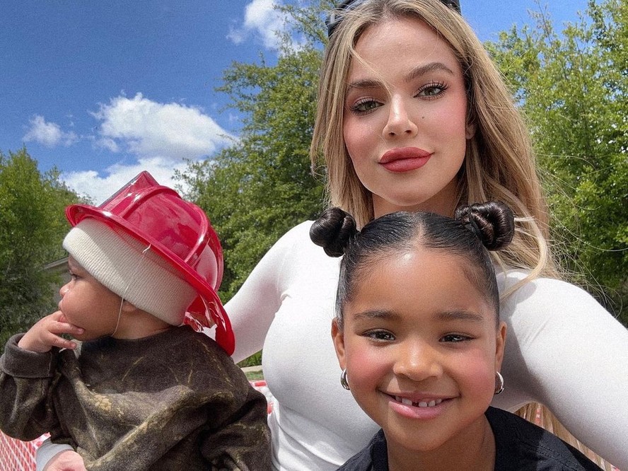Khloé Kardashian compartilha nova foto ao lado dos filhos