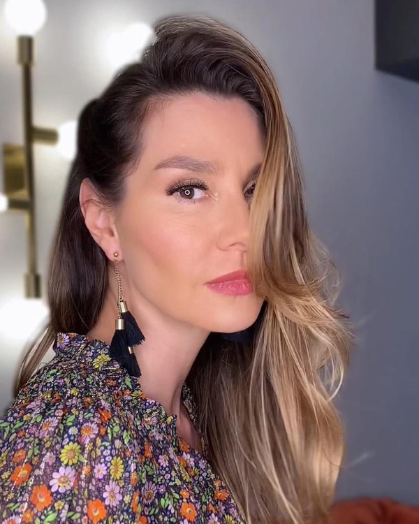 Lavinia Vlasak esbanja beleza ao mostrar autocuidado