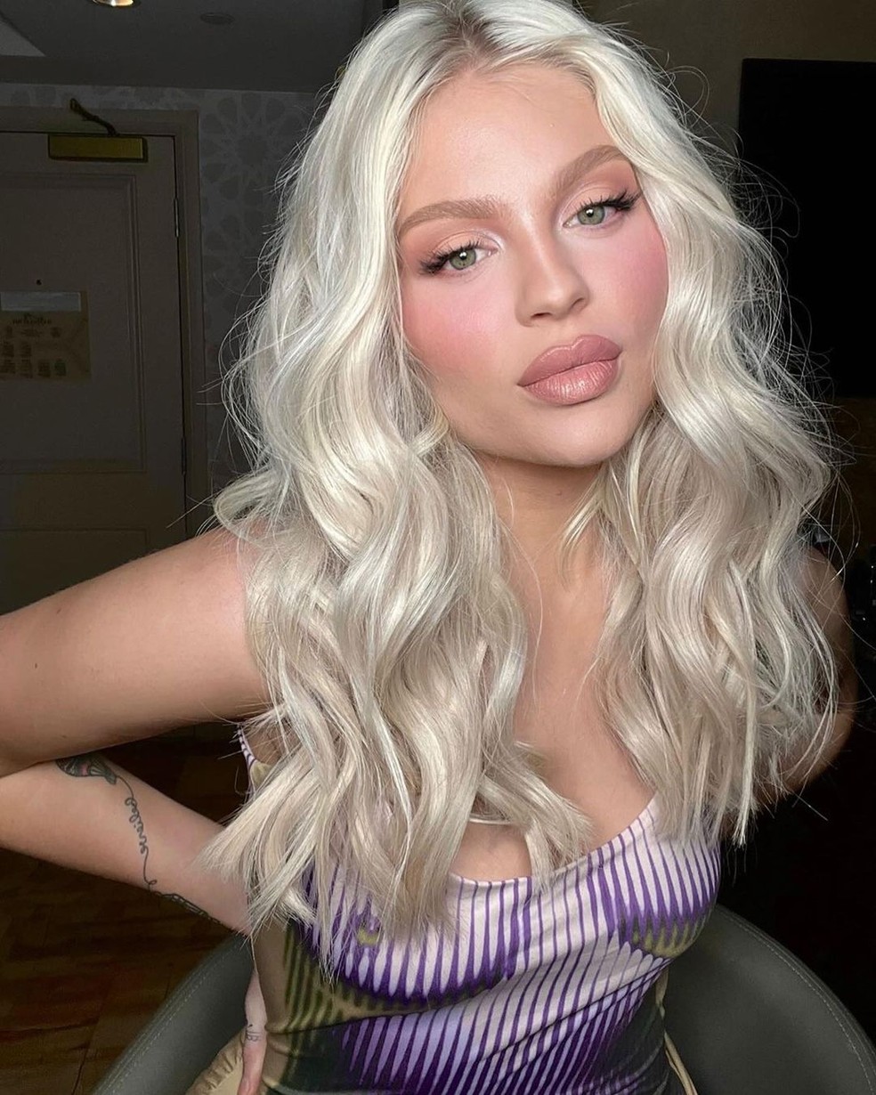 Luísa Sonza aposta em vestido com ilusão de ótica para evento pré-Grammy