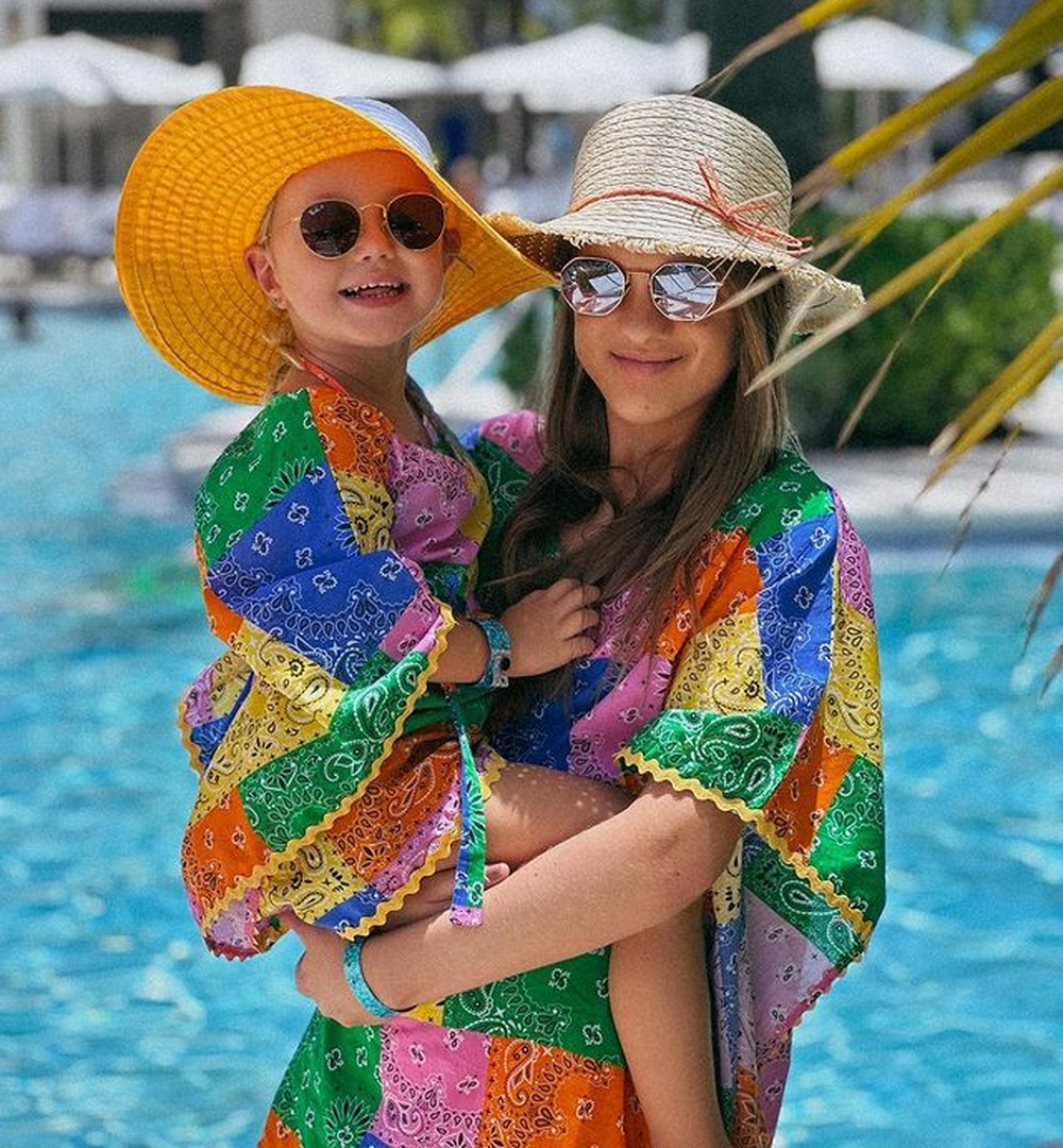 Rafaella e Vicky Justus combinam look durante passeio em Miami