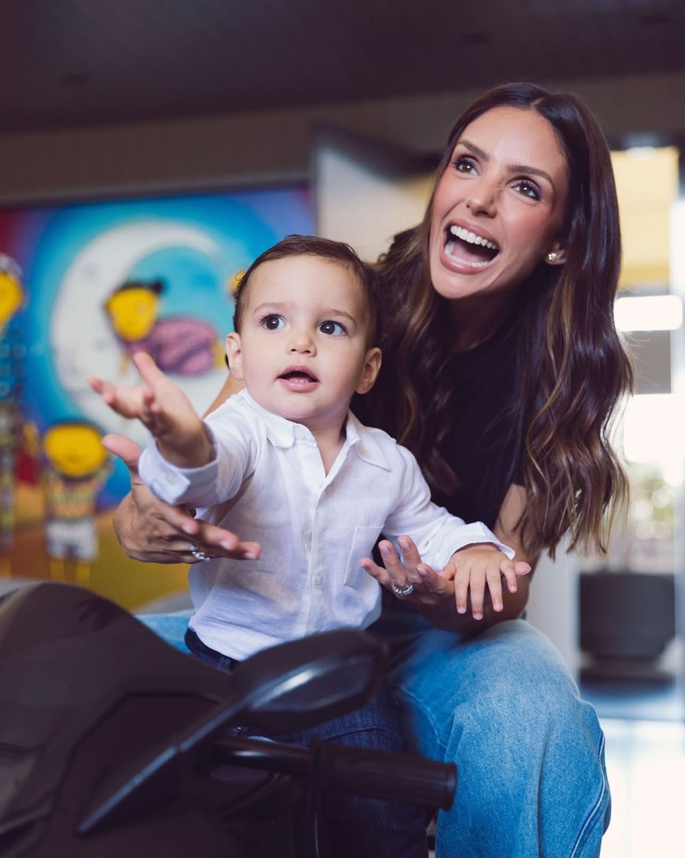 Carol Celico exibe momento de diversão com o filho caçula