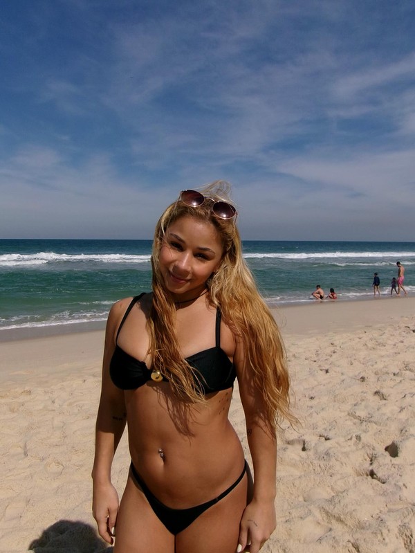 Flávia Saraiva faz charme ao posar para foto em praia: 'Diva'