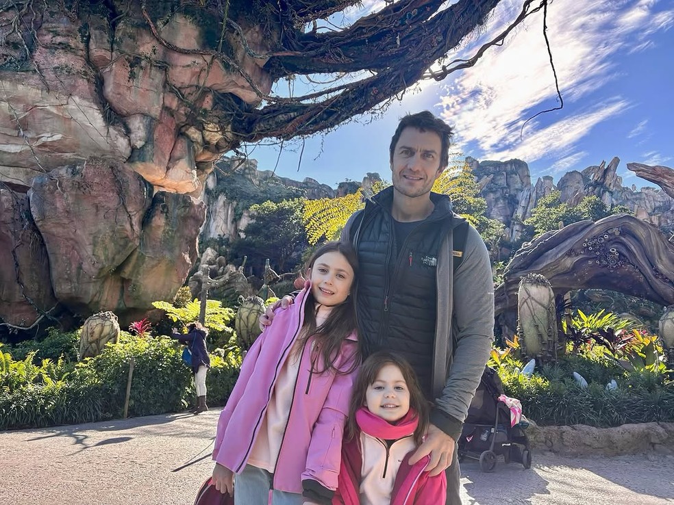 Gabriel Braga Nunes posta foto rara com as filhas em viagem para a Disney