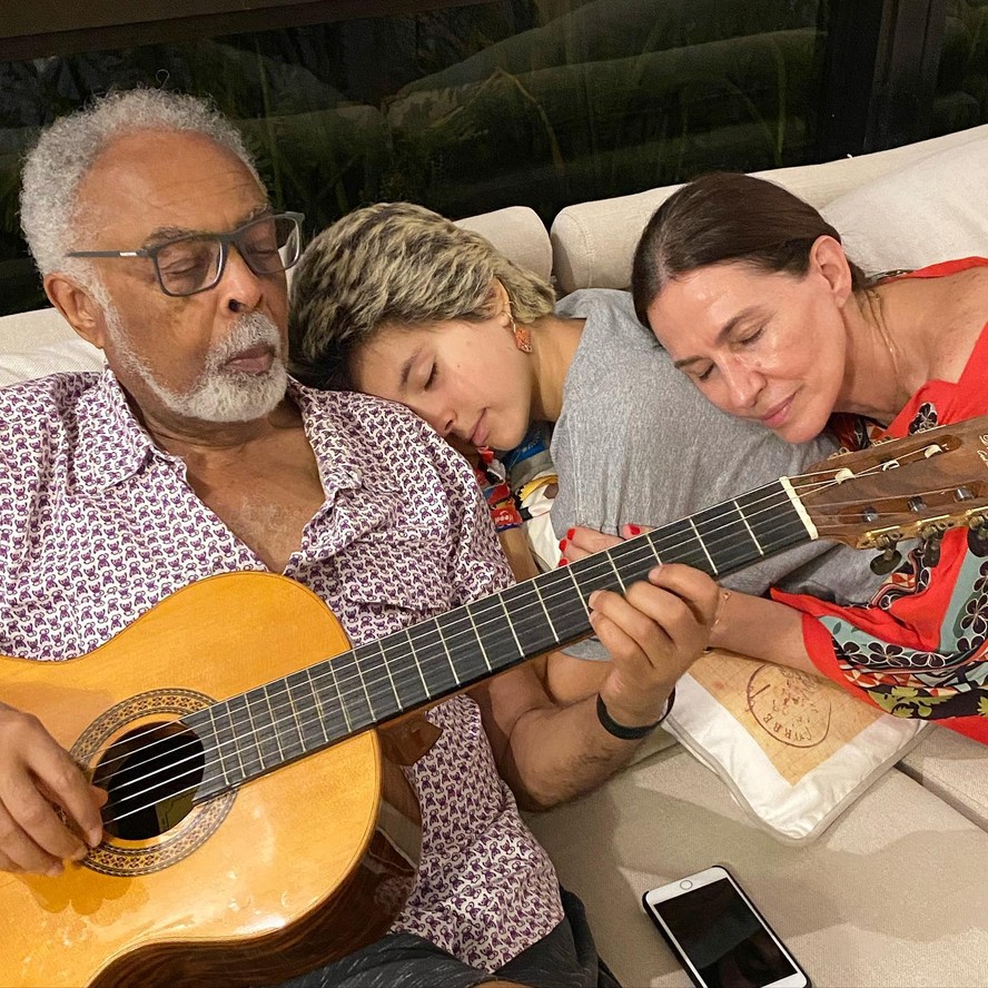 Gilberto Gil se aconchega com a esposa e a neta após fim do Carnaval