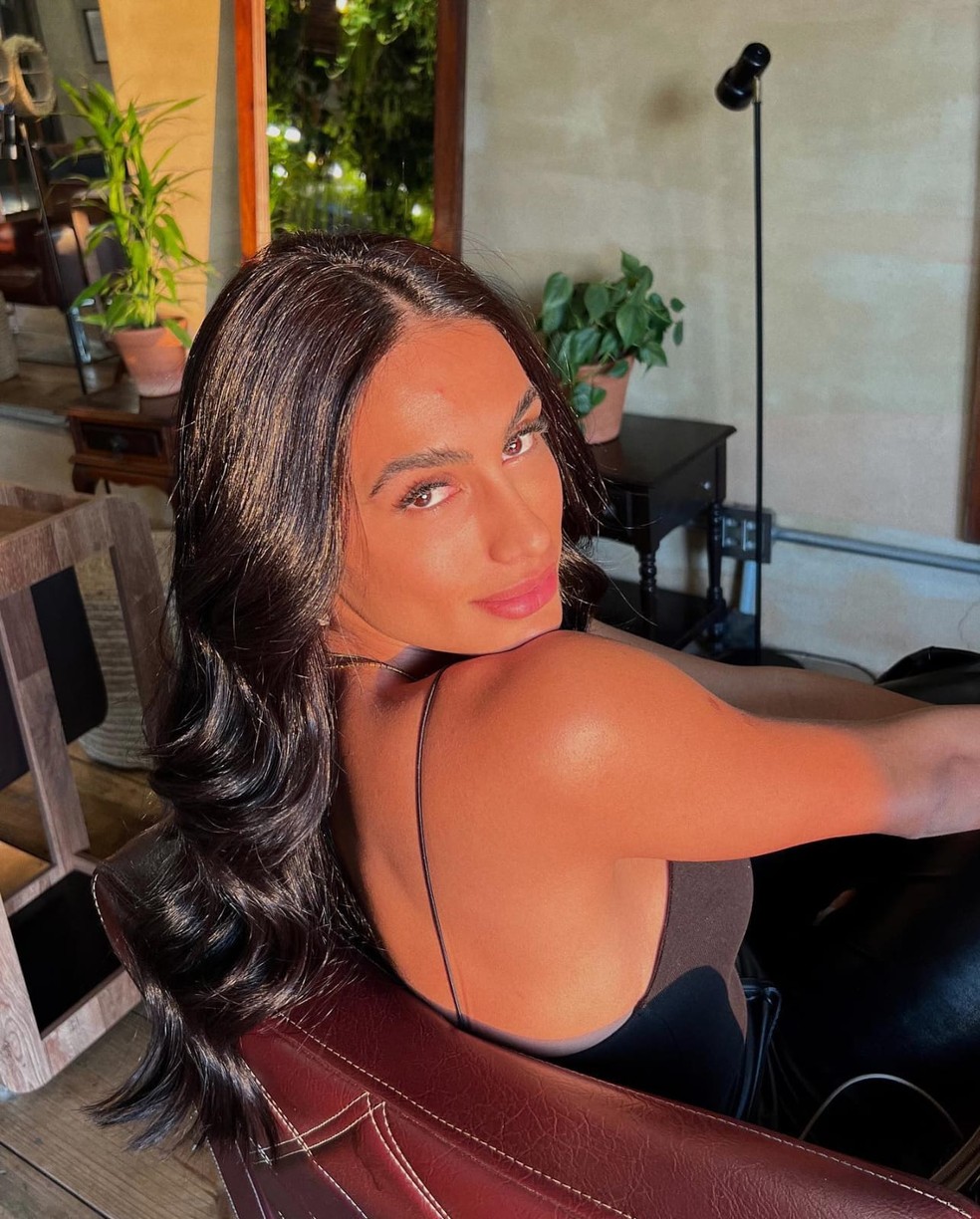 Carol Ramiro exibe produção de beleza após tratamento nos cabelos