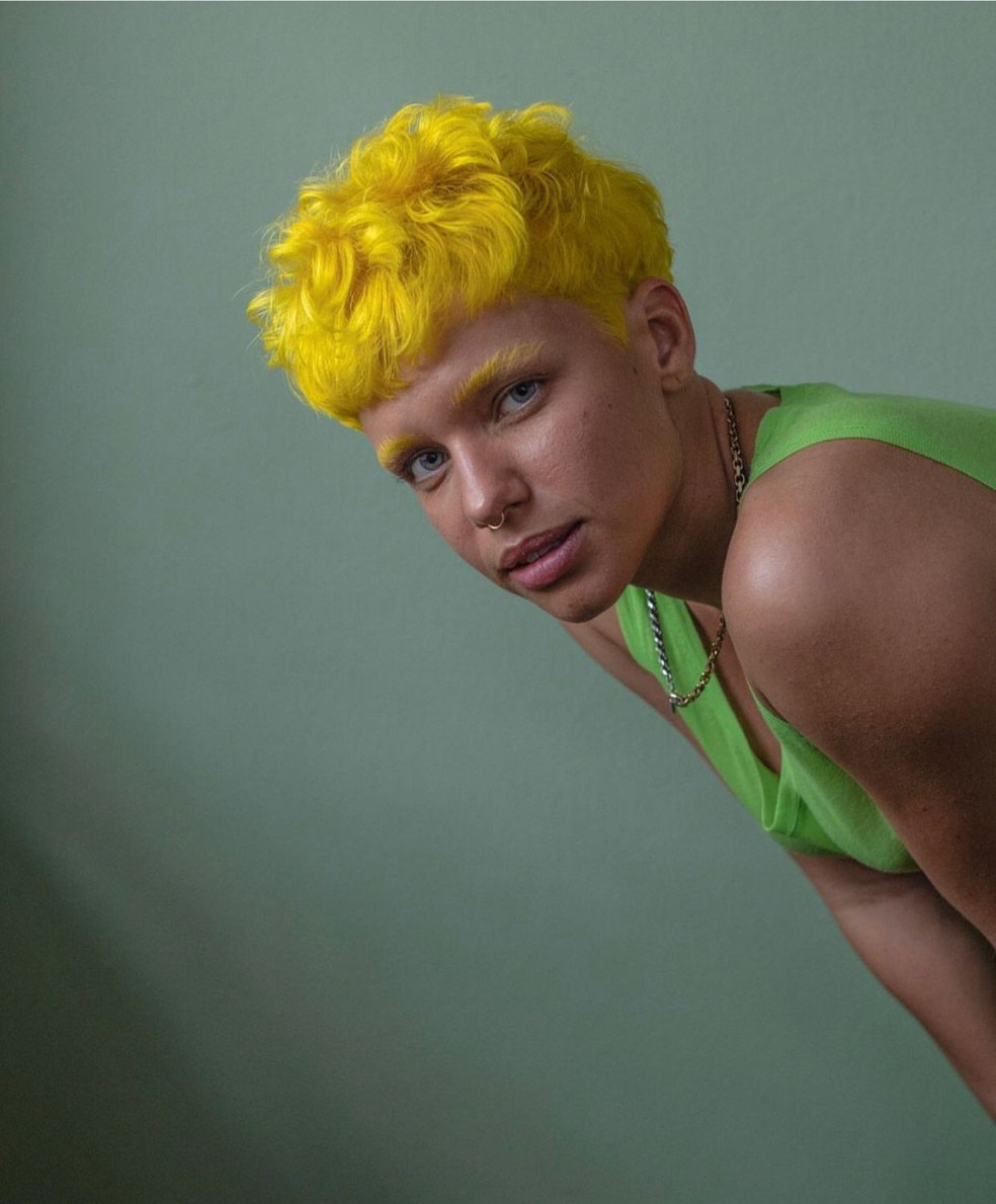 Em clima de Copa do Mundo, Bruna Linzmeyer muda visual