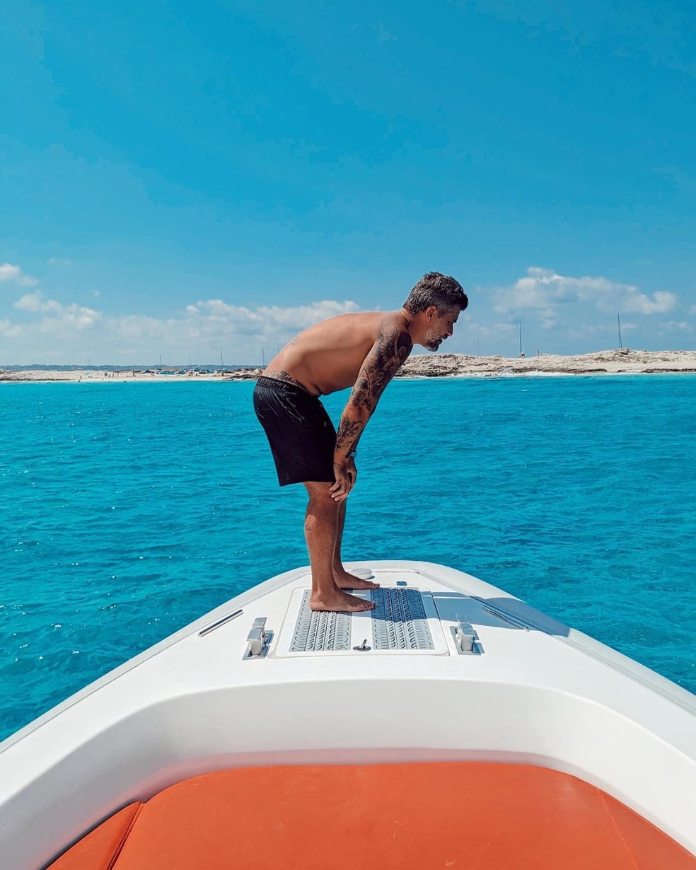 Bruno Gagliasso abre álbum de passeio a Formentera