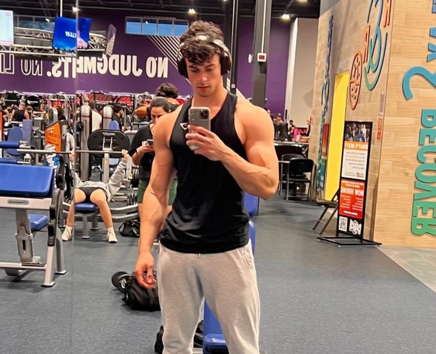 Victor Alexandre posta selfie em espelho de academia